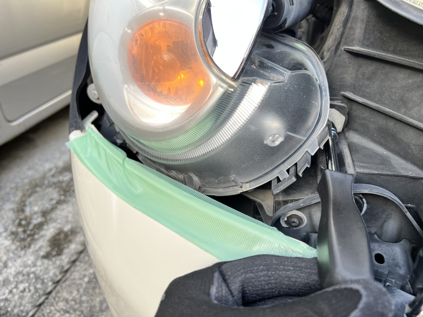 BMW MINI R56 ヘッドライトの外し方｜バルブ交換のアクセスも容易に | コプリンブログ